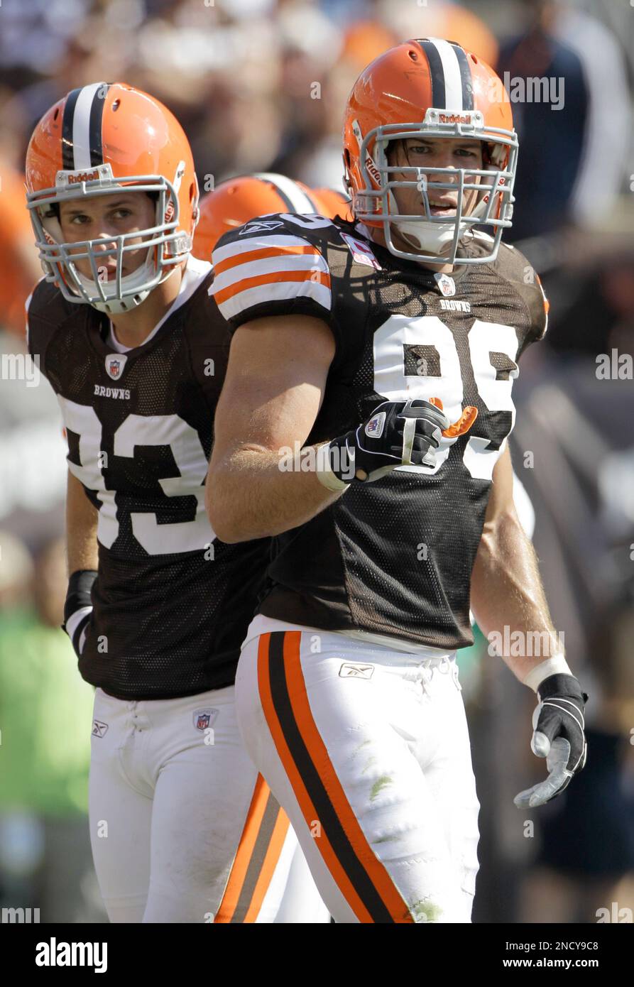 Cleveland Browns linebacker Scott Fujita (99) and linebacker Jason ...