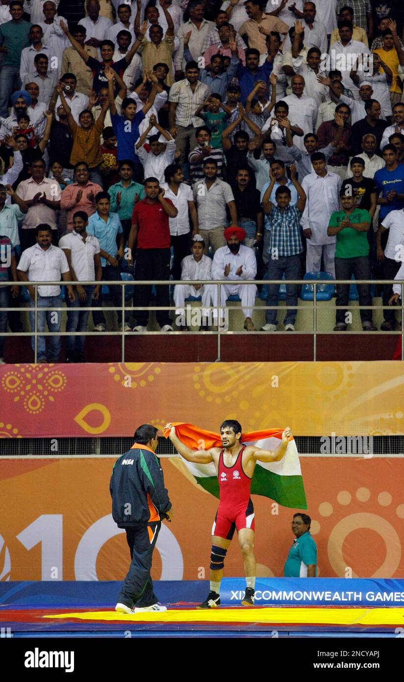 Fans cheers as India's Sushil Kumar holds the national flag after ...