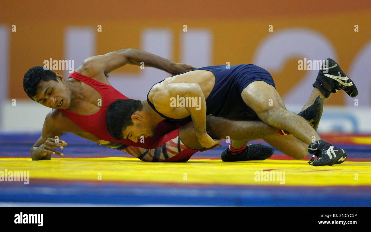 Sri Lanka's Roshan Indika Liyangae, in red, and Pakistan's Muhammad ...