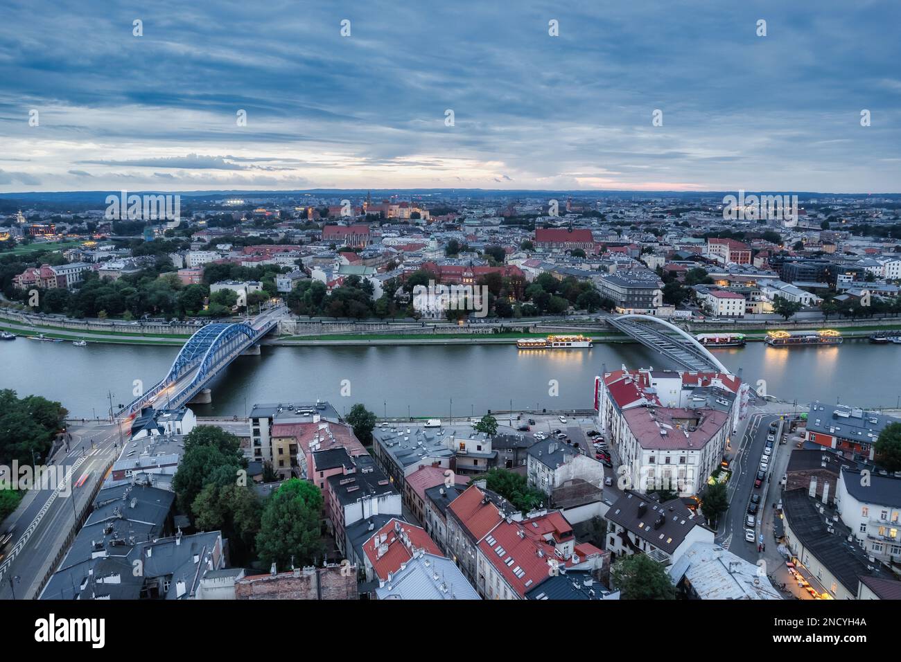 Bustling metropolitan buildings hi-res stock photography and images - Alamy