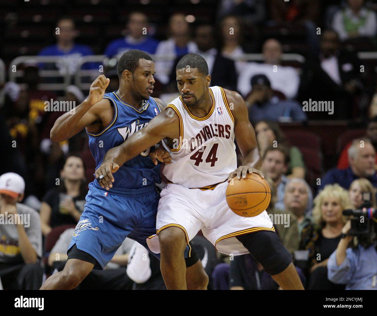 Cleveland Cavaliers power forward Leon Powe (44) tries to get by ...