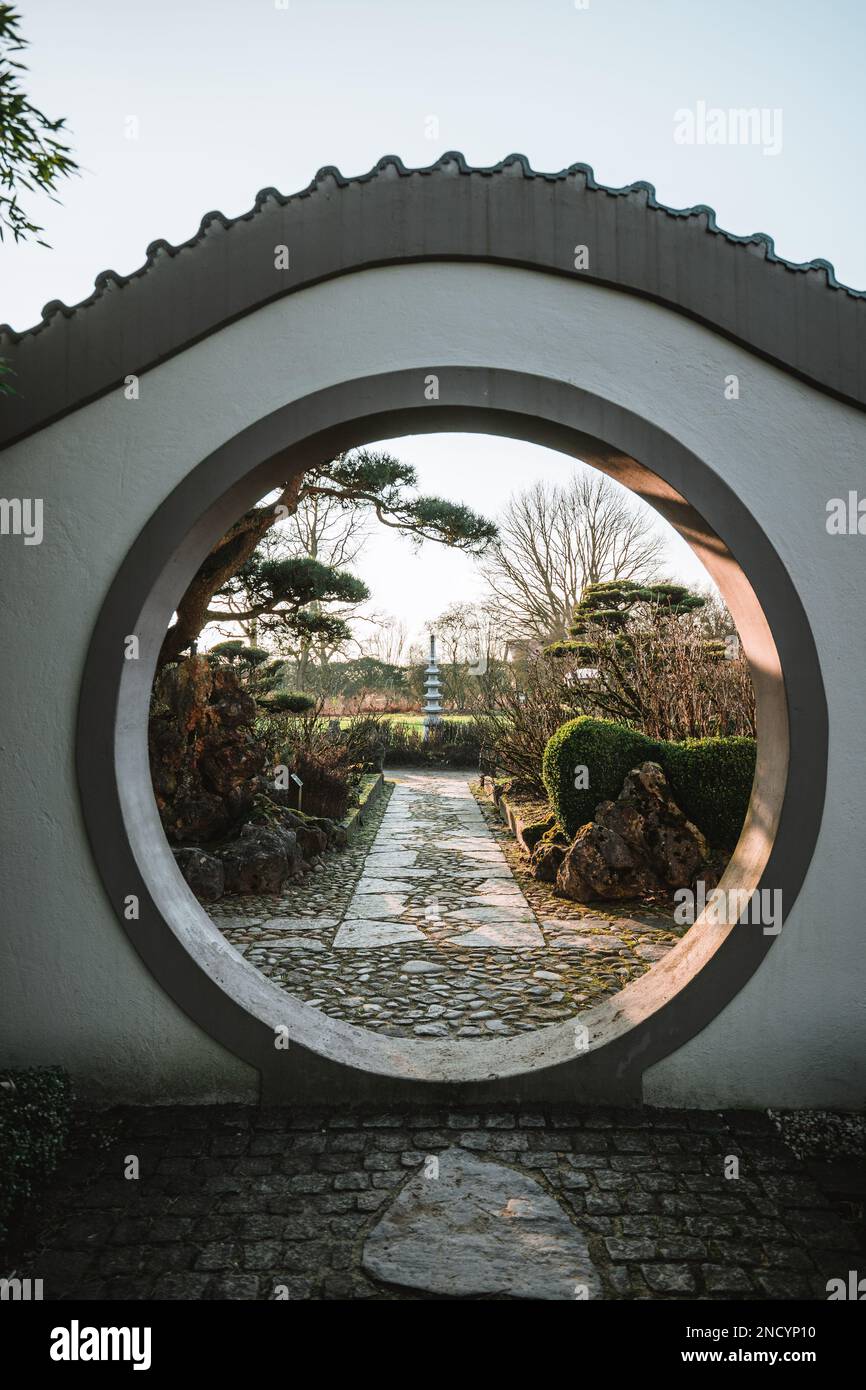 Moongate in a chinese garden Stock Photo - Alamy