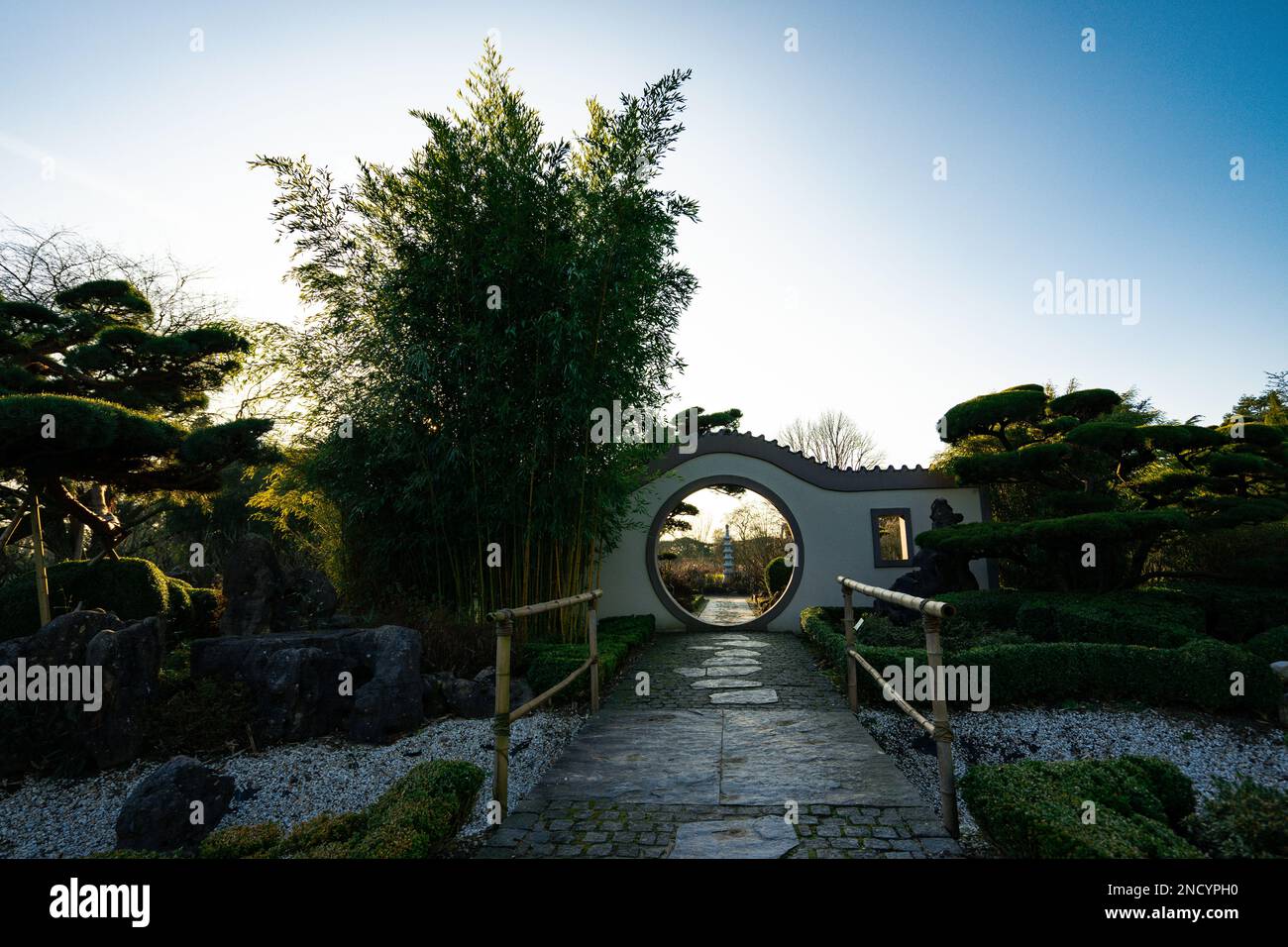 Chinese moongate hi-res stock photography and images - Alamy