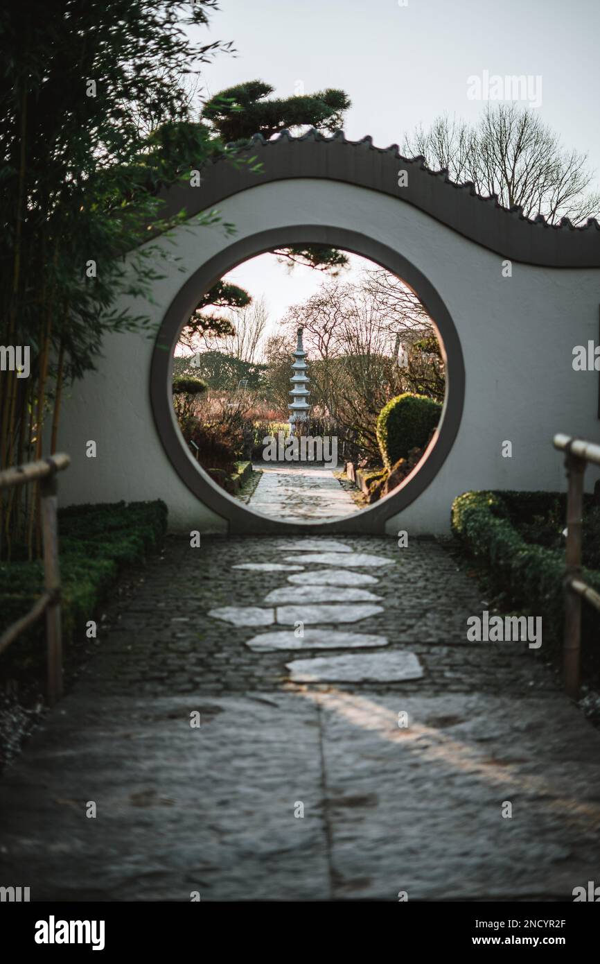 Chinese moongate hi-res stock photography and images - Alamy