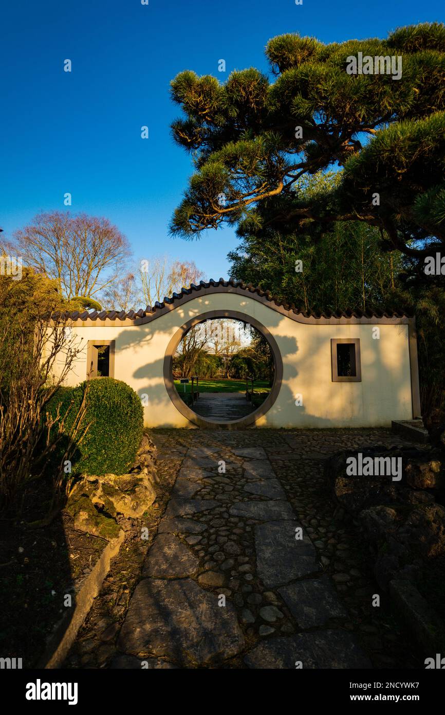 Chinese moongate hi-res stock photography and images - Alamy