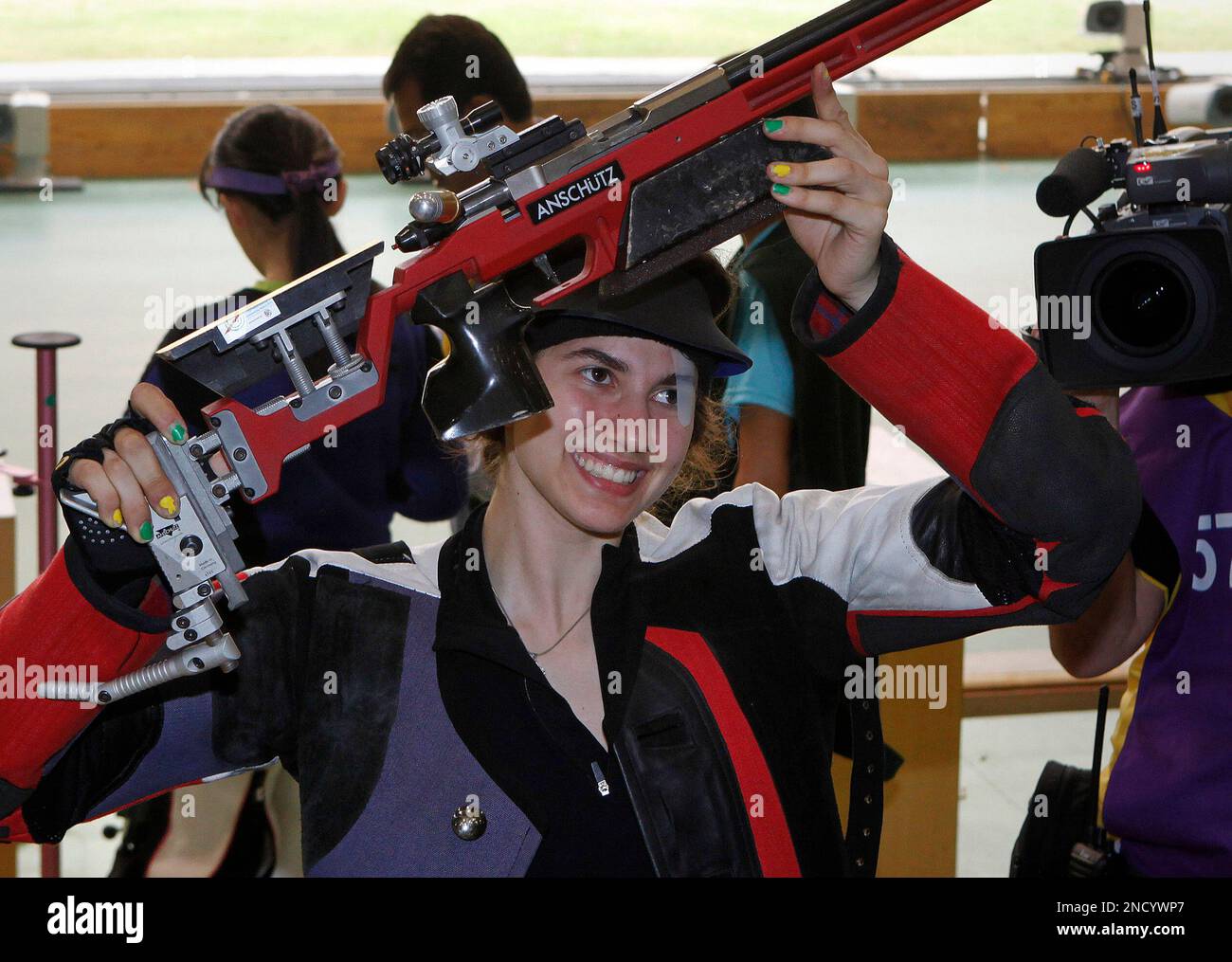 Australia's Sedgman Alethea raises her rifle after winning the gold ...