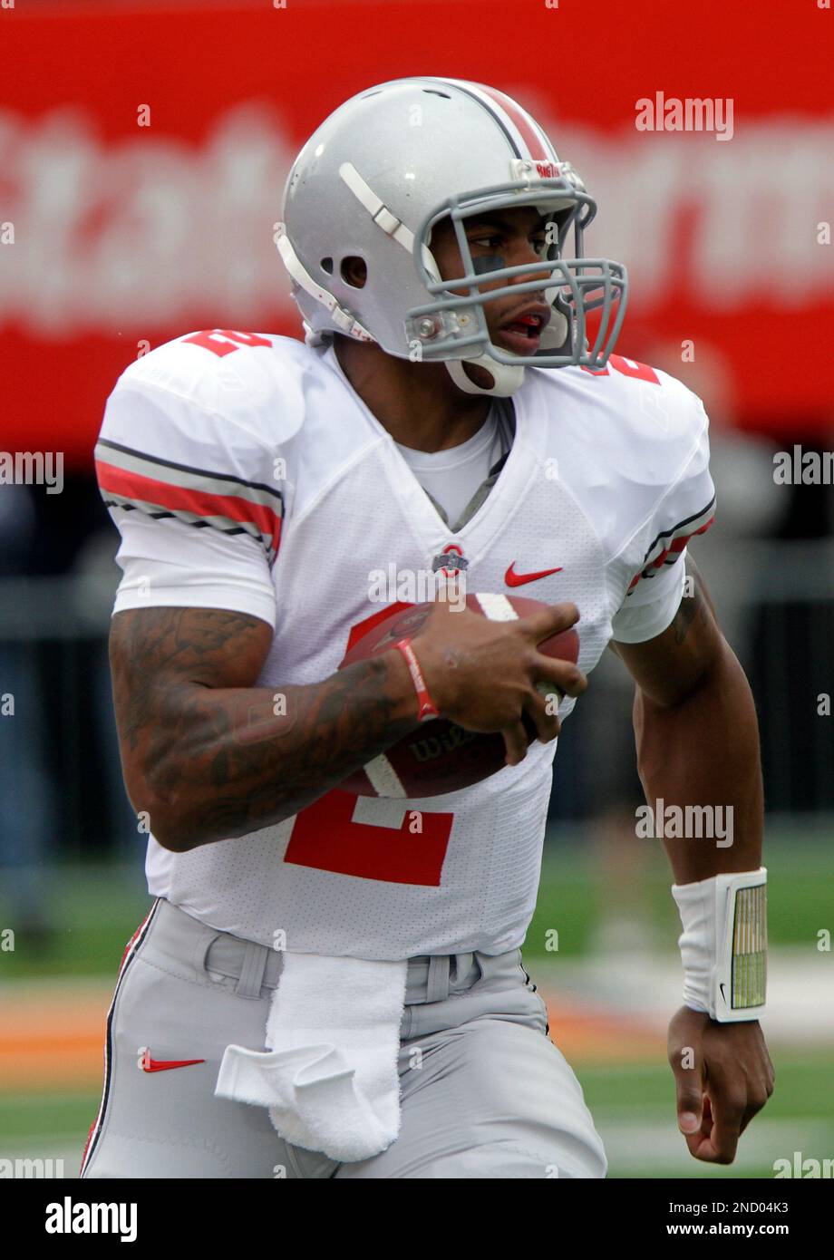 Ohio State quarterback Terrelle Pryor (2) runs with the ball during the ...