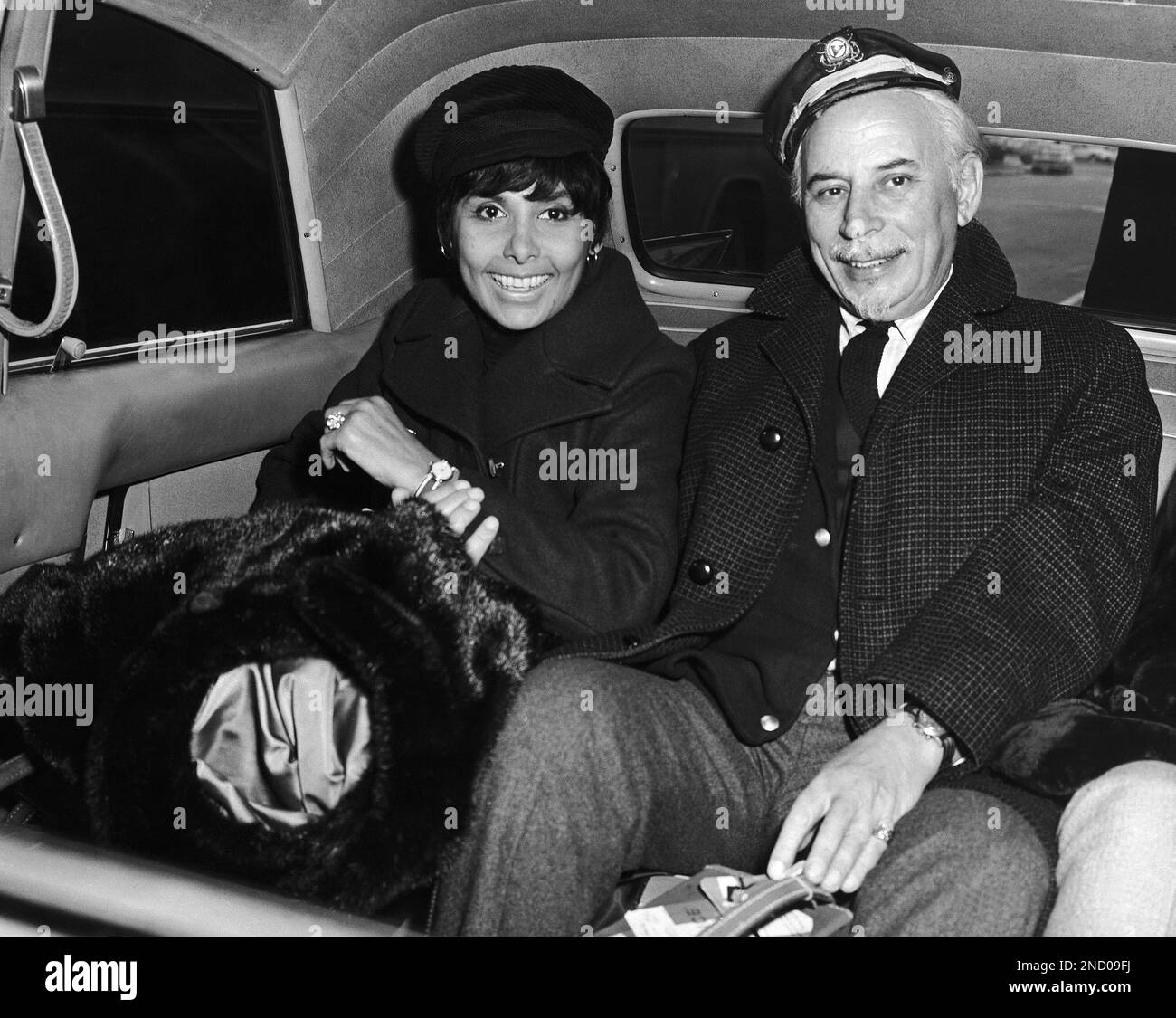 Famous American singer Lena Horne, arrives in Paris, France in December ...
