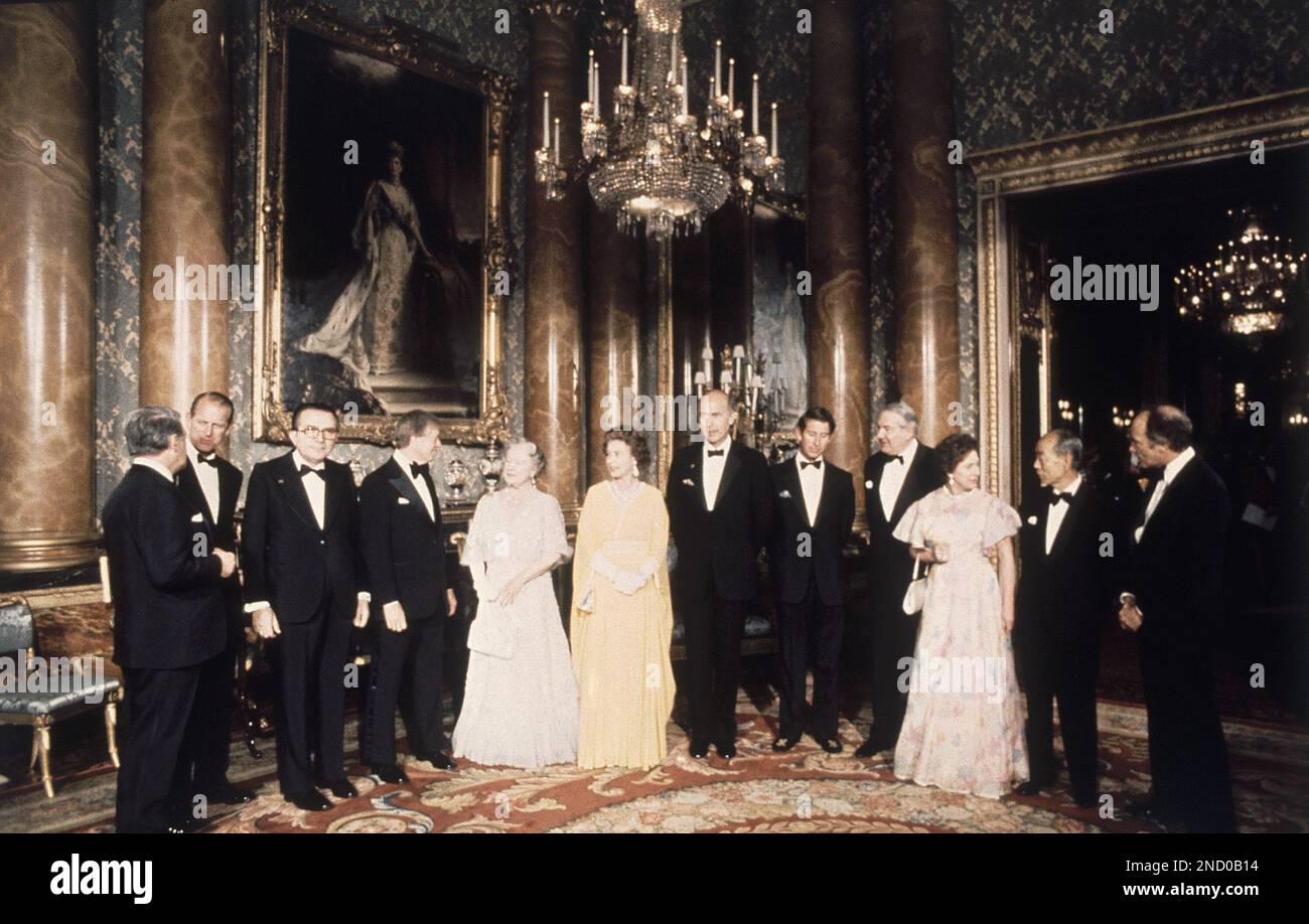 The Queen and members of the Royal Family, in the Blue Drawing Room at ...