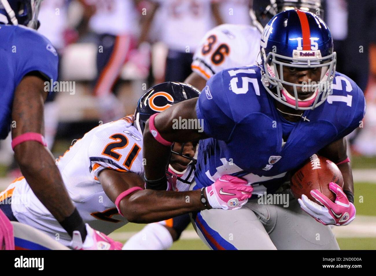 New York Giants running back Darius Reynaud (15) breaks a tackle by ...