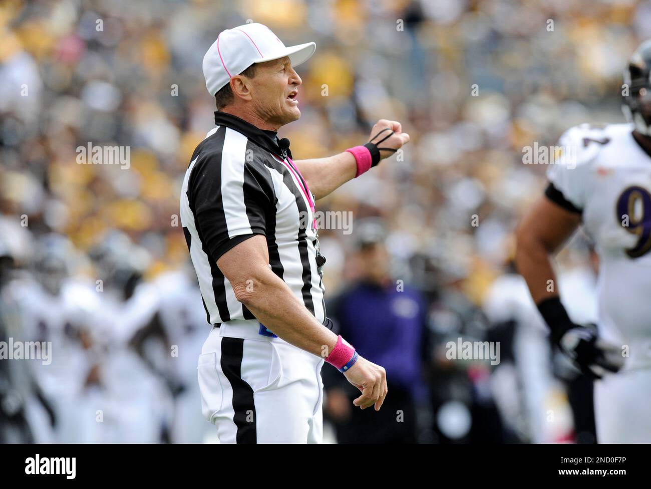 NFL referee Ed Hochuli announces a call against the Pittsburgh Steelers ...