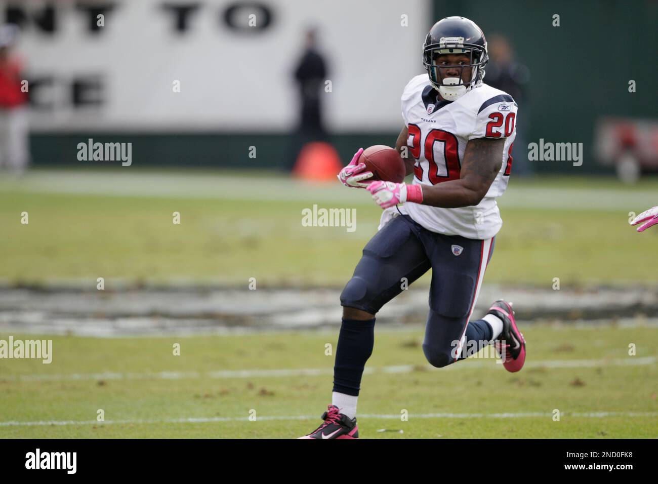 Houston Texans running back Steve Slaton (20) in action during the ...
