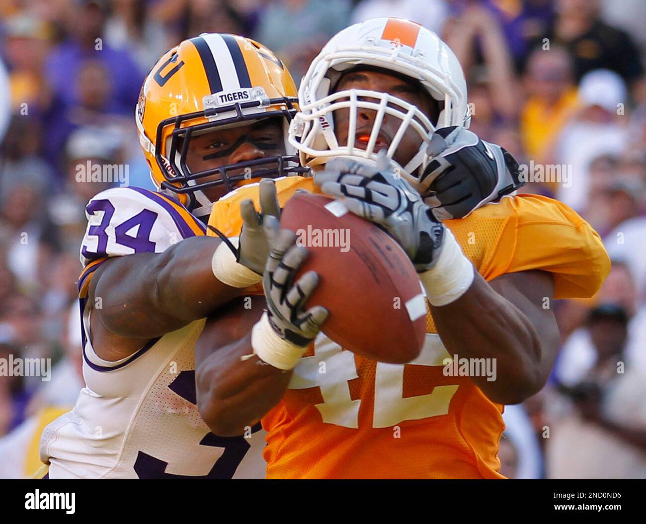 Tennessee linebacker LaMarcus Thompson (42) intecepts a pass intended ...