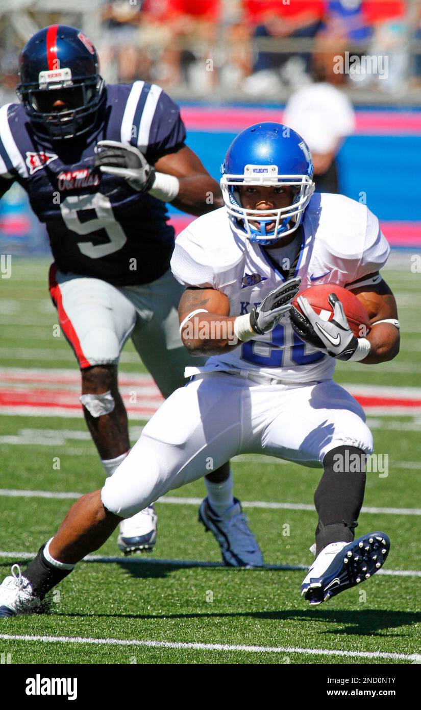 Kentucky running back Derrick Locke (20) runs past Mississippi ...