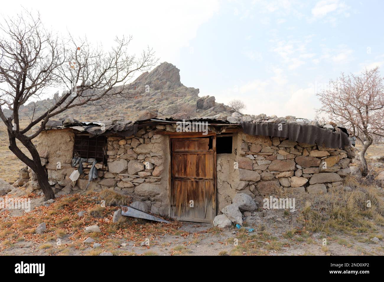 ruined abandoned stone hut on mountain Stock Photo - Alamy