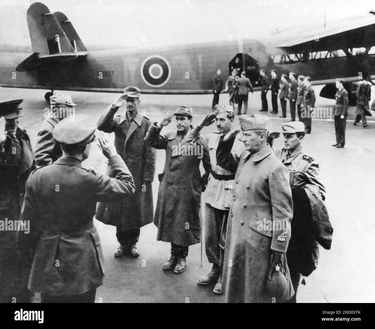 Axis officers, arriving by air in England as prisoners of war, exchange ...