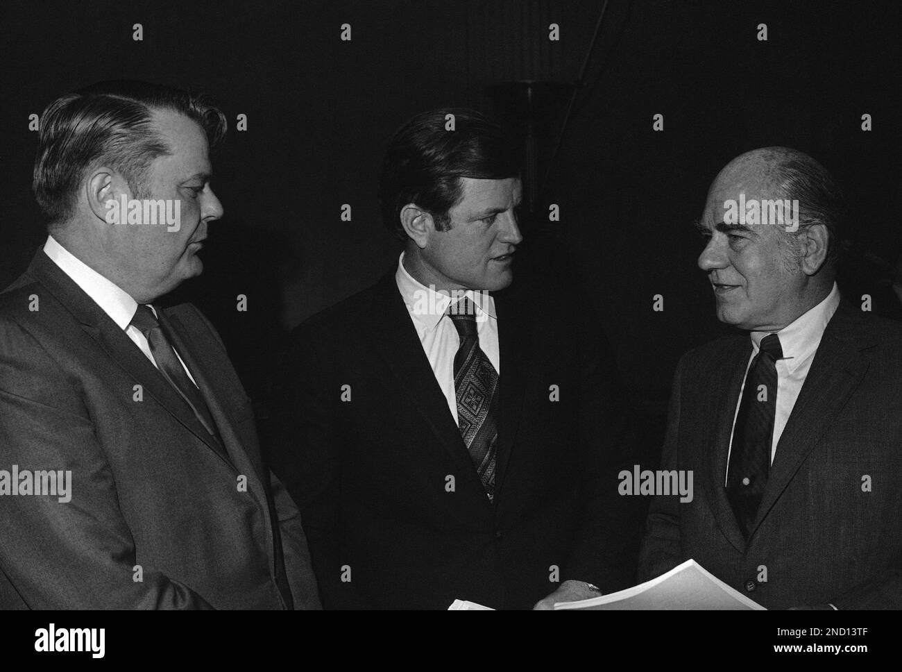 Dr. Russell B. Roth, right, of Erie, Pa., speaker of the AMA’s House of ...