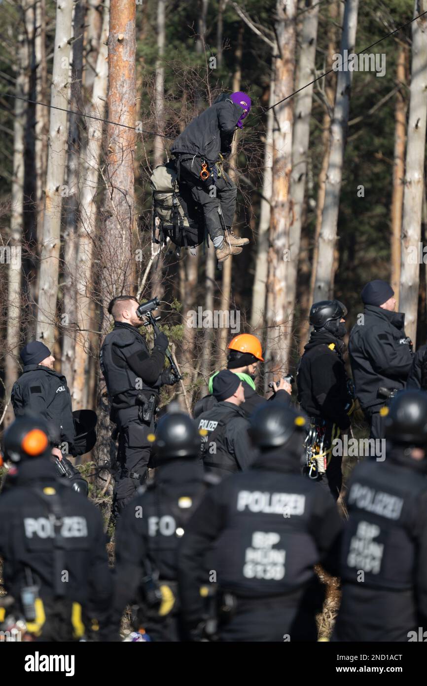 Ottendorf Okrilla, Germany. 15th Feb, 2023. An activist from the "Heibo ...
