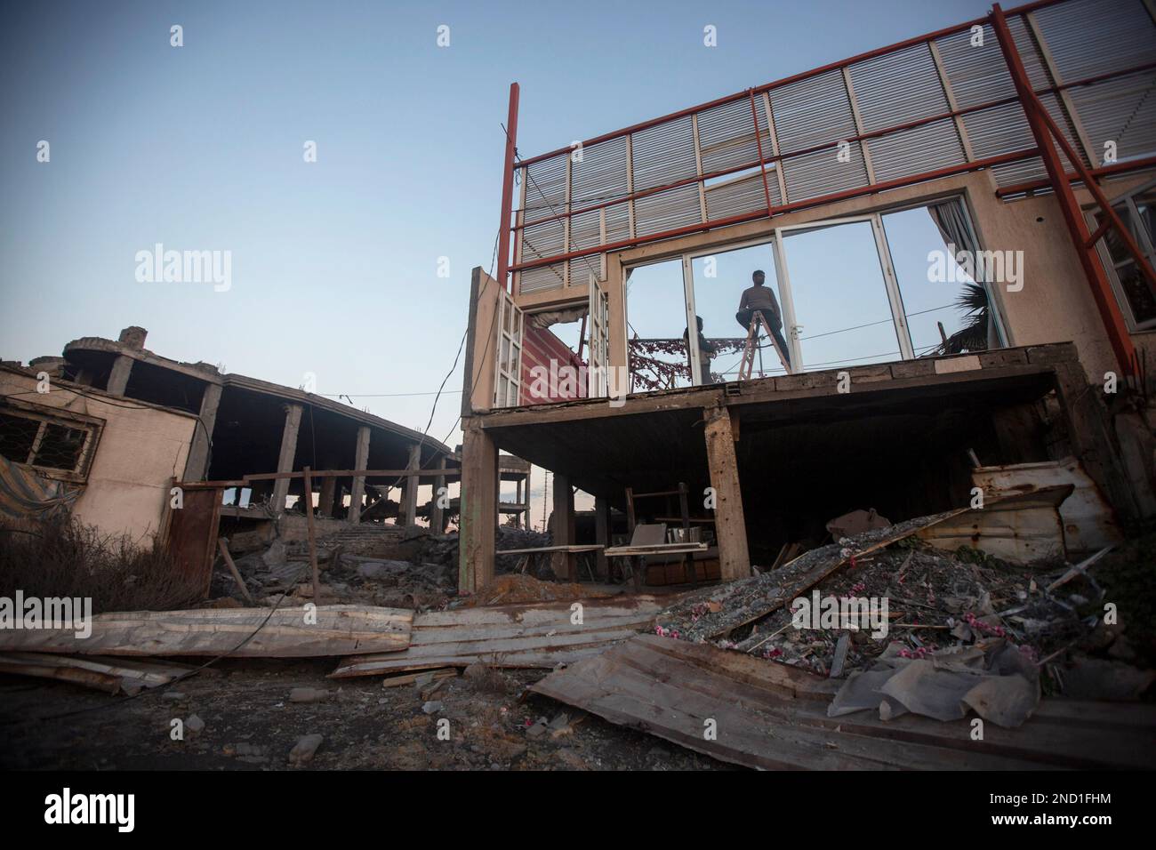 Palestinians inspect hi-res stock photography and images - Alamy