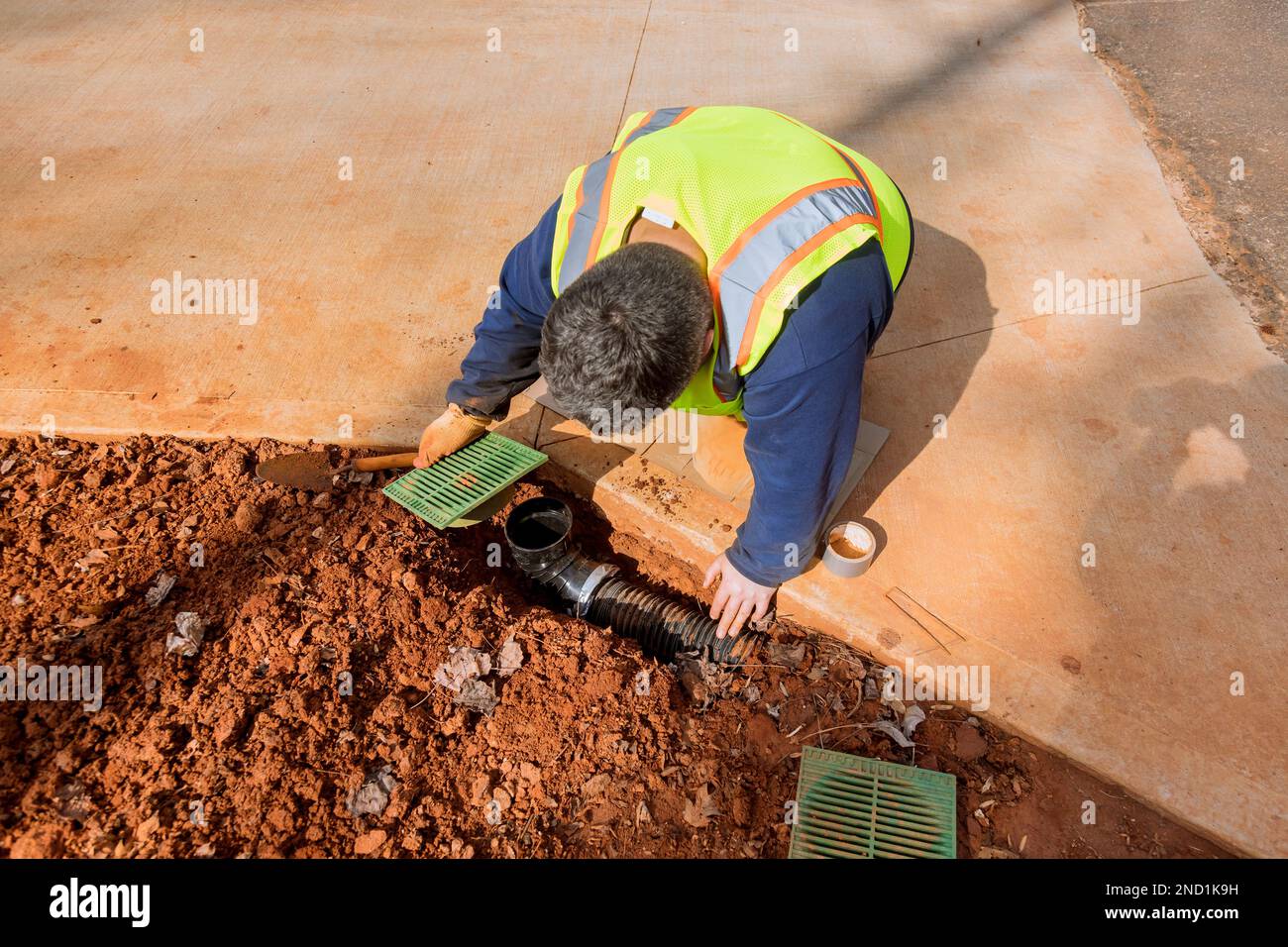Plumbing worker mounting drainage assembly for rainwater collection ...