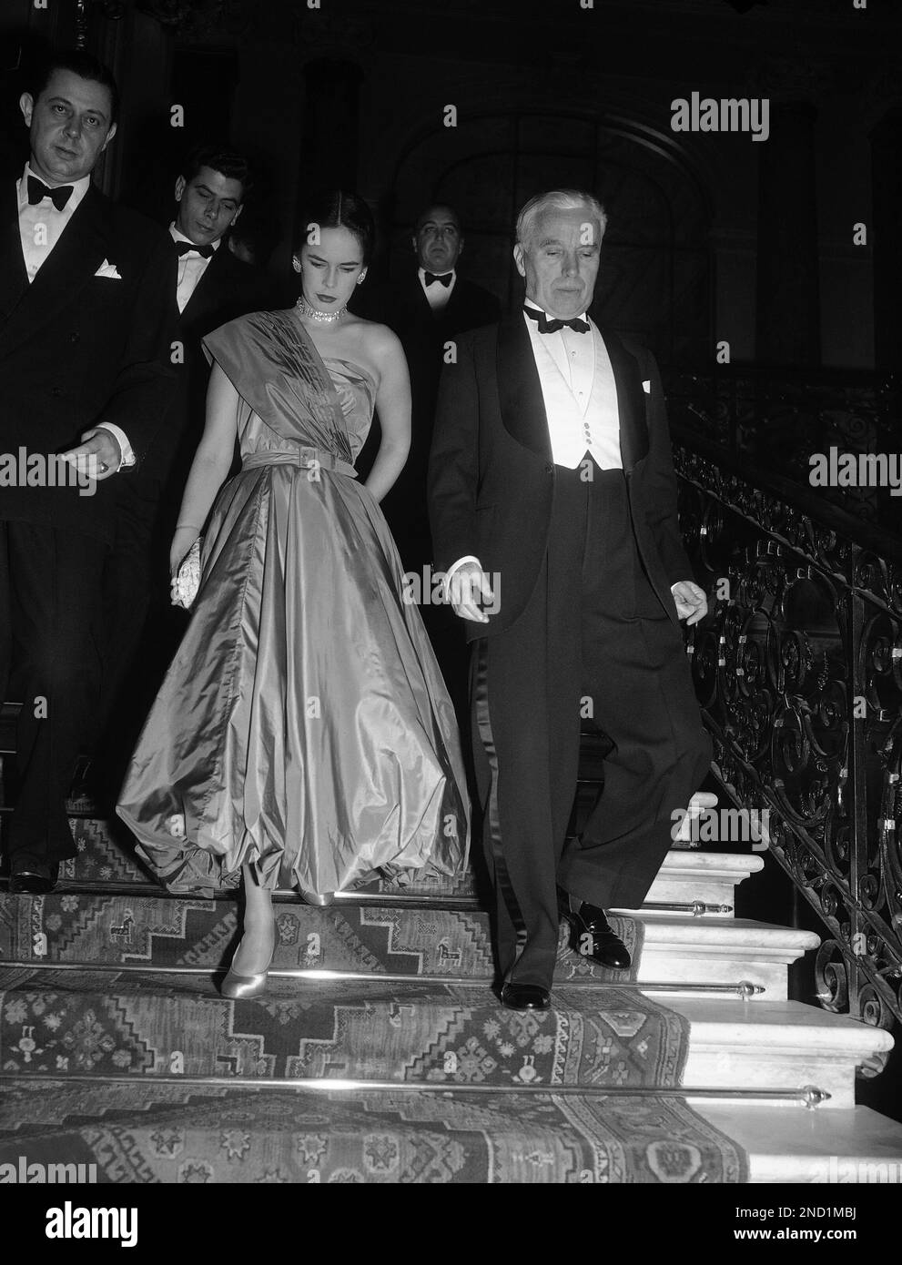 Serious-faced Charlie Chaplin and his wife, Oona O’Neill Chaplin, walk ...
