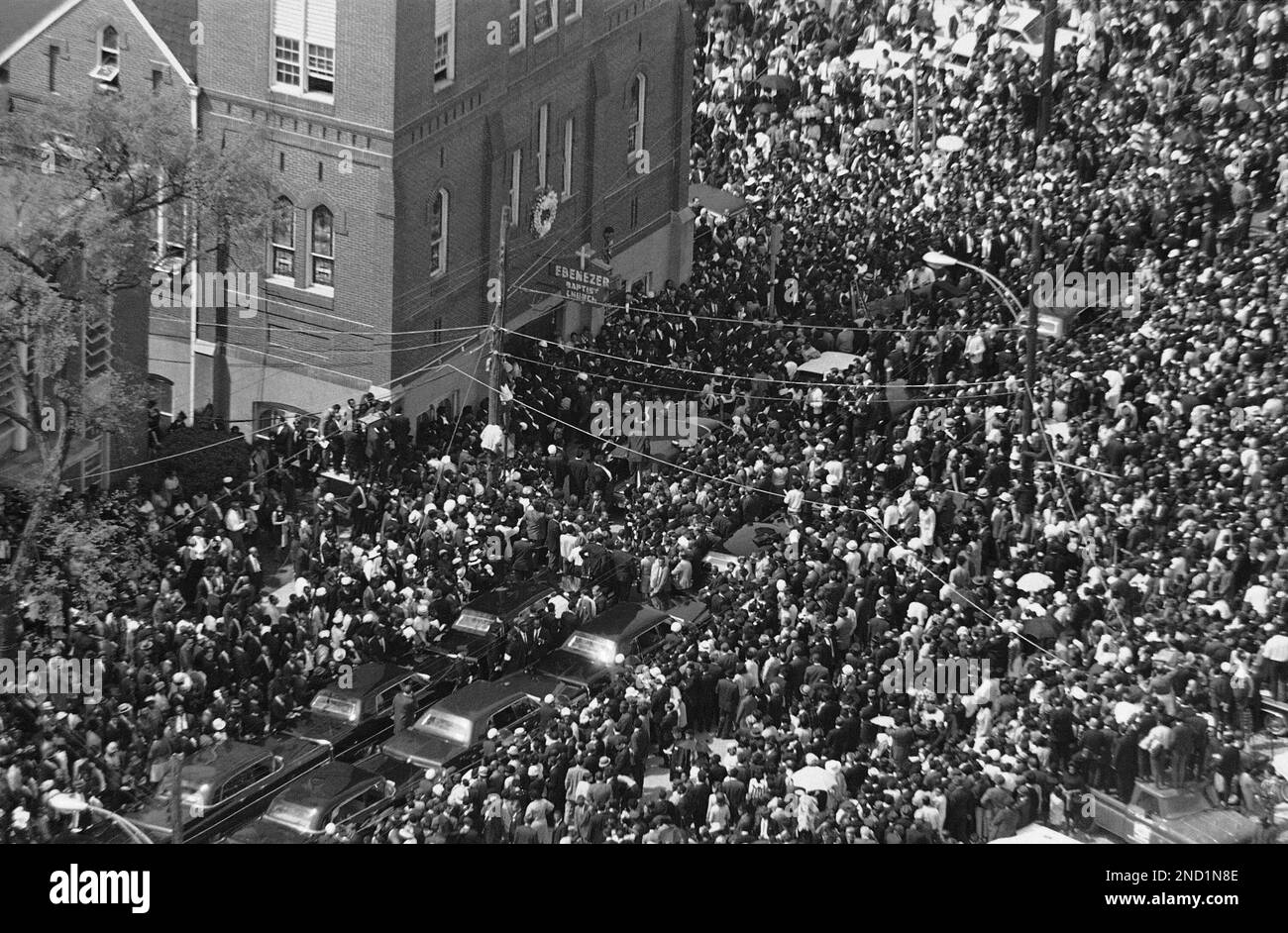 Limousines pull through surging crowds to deliver assorted dignitaries ...