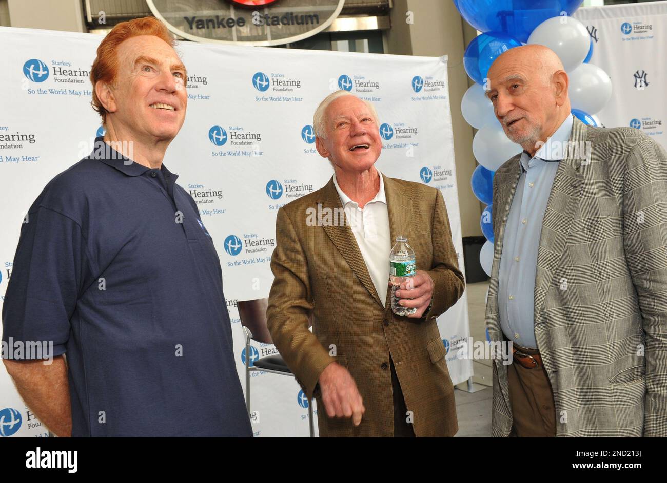 Yankee Hall-of-Famer Whitey Ford, center, Alan Kalter, left, of CBS ...