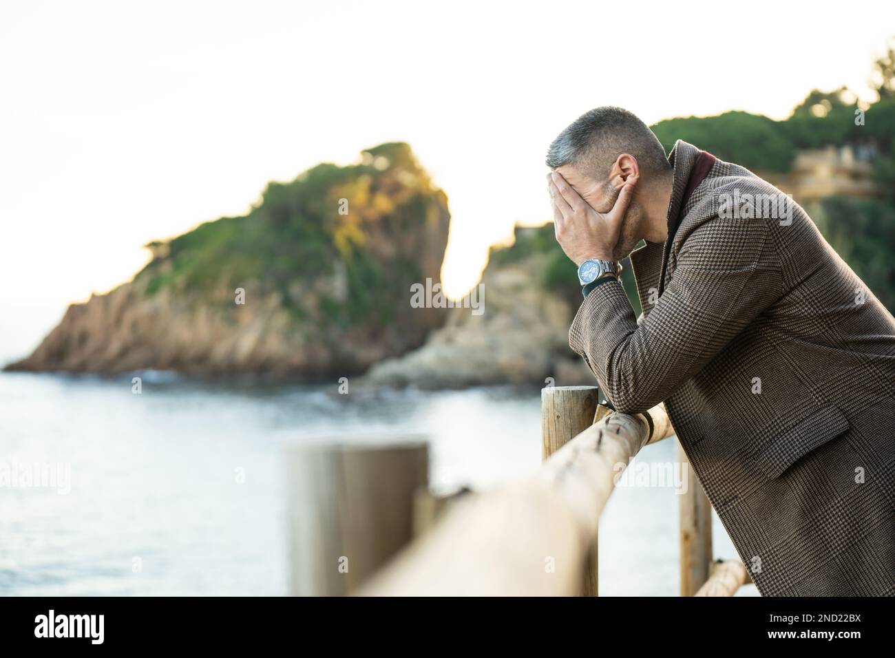 Man sad sea hi-res stock photography and images - Alamy