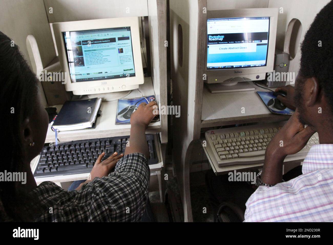 ** TO GO WITH AFRICA OCCIDENTAL INTERNET ** FILE - In this Aug. 6, 2010 ...