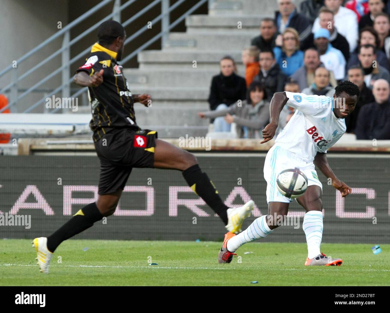 Marseille's Nigerian defender Taye Taiwo Ismaila, right, challenges for ...