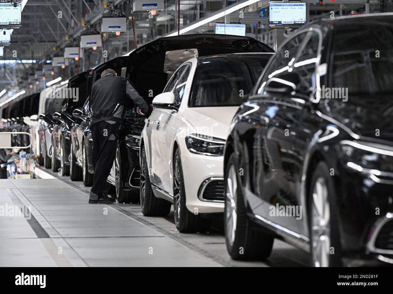 Sindelfingen, Germany. 13th Feb, 2023. Employees of the Stuttgart-based ...