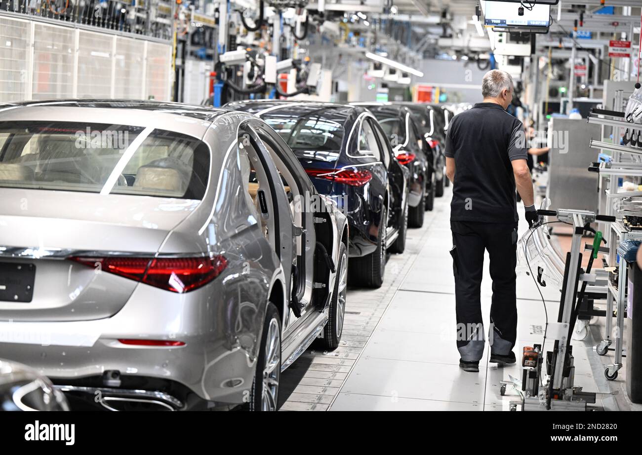 Sindelfingen, Germany. 13th Feb, 2023. Employees of the Stuttgart-based ...