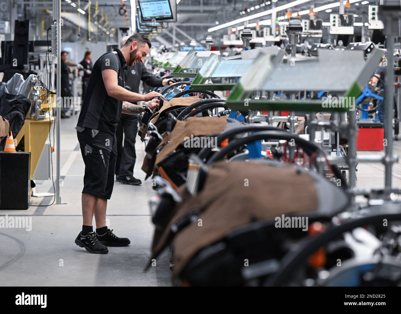 Sindelfingen, Germany. 13th Feb, 2023. Employees of the Stuttgart-based ...