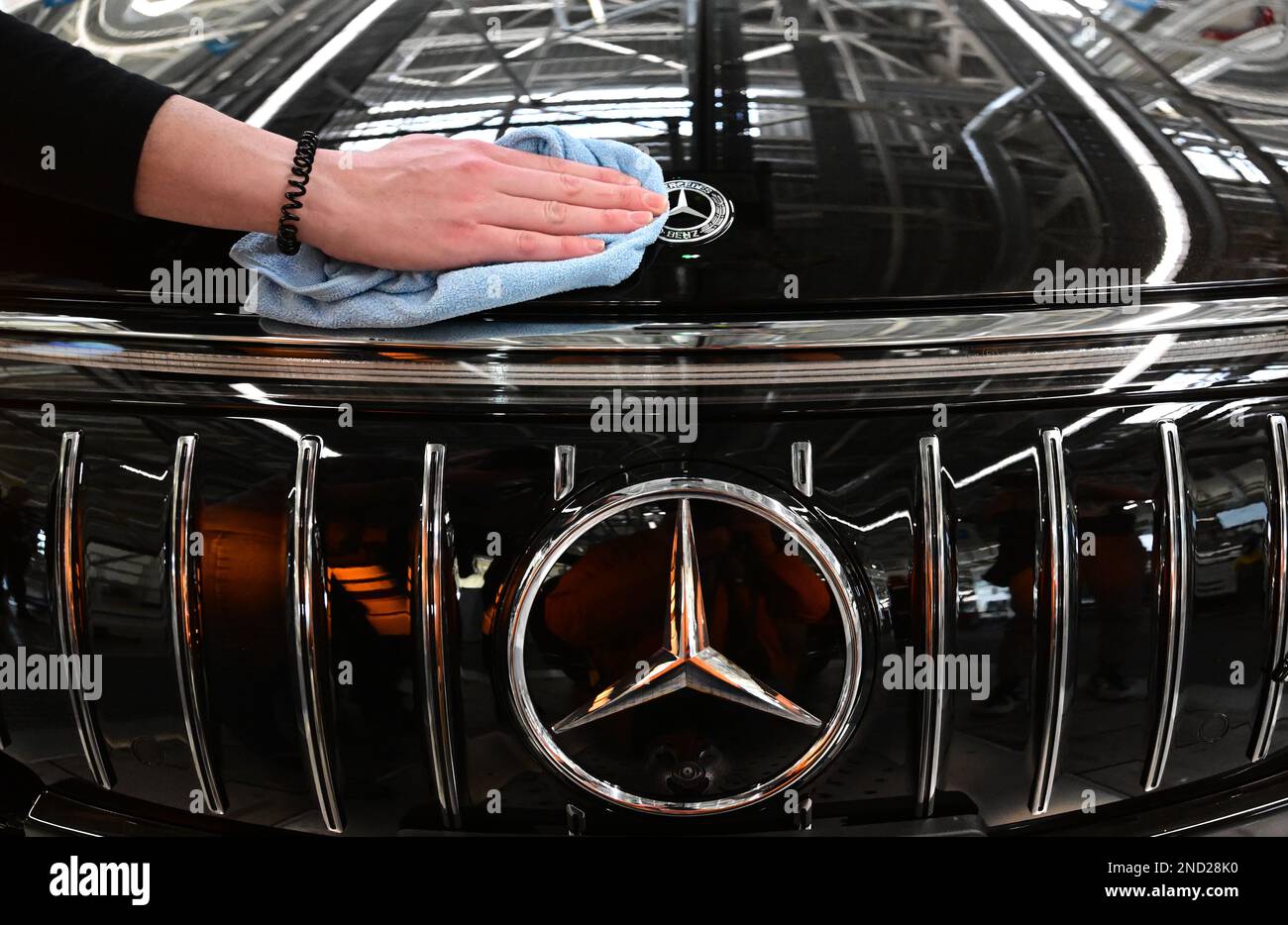 Sindelfingen, Germany. 13th Feb, 2023. Employees of the Stuttgart-based ...