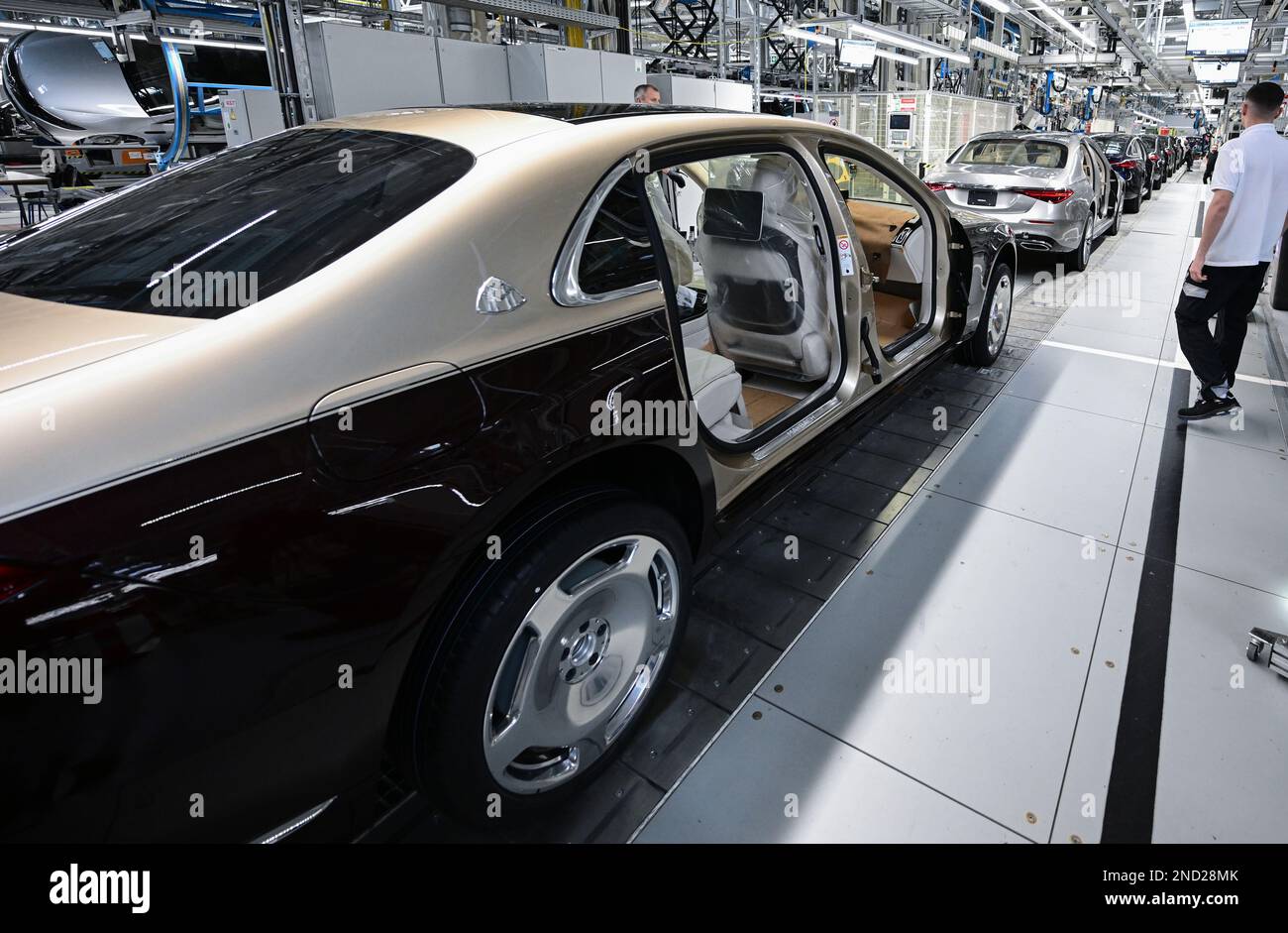 Sindelfingen, Germany. 13th Feb, 2023. Employees of the Stuttgart-based ...