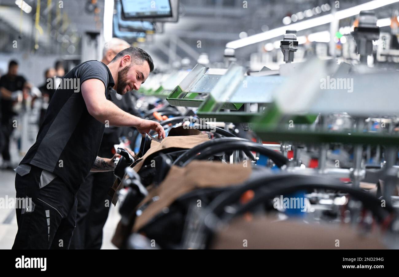 Sindelfingen, Germany. 13th Feb, 2023. Employees of the Stuttgart-based ...