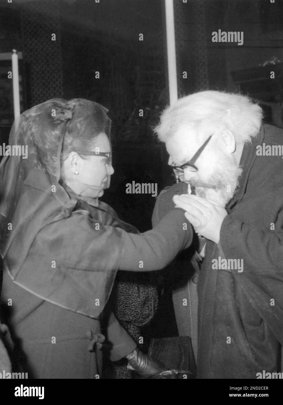 Orson Welles conveys condolences to Spanish singer and film actress ...