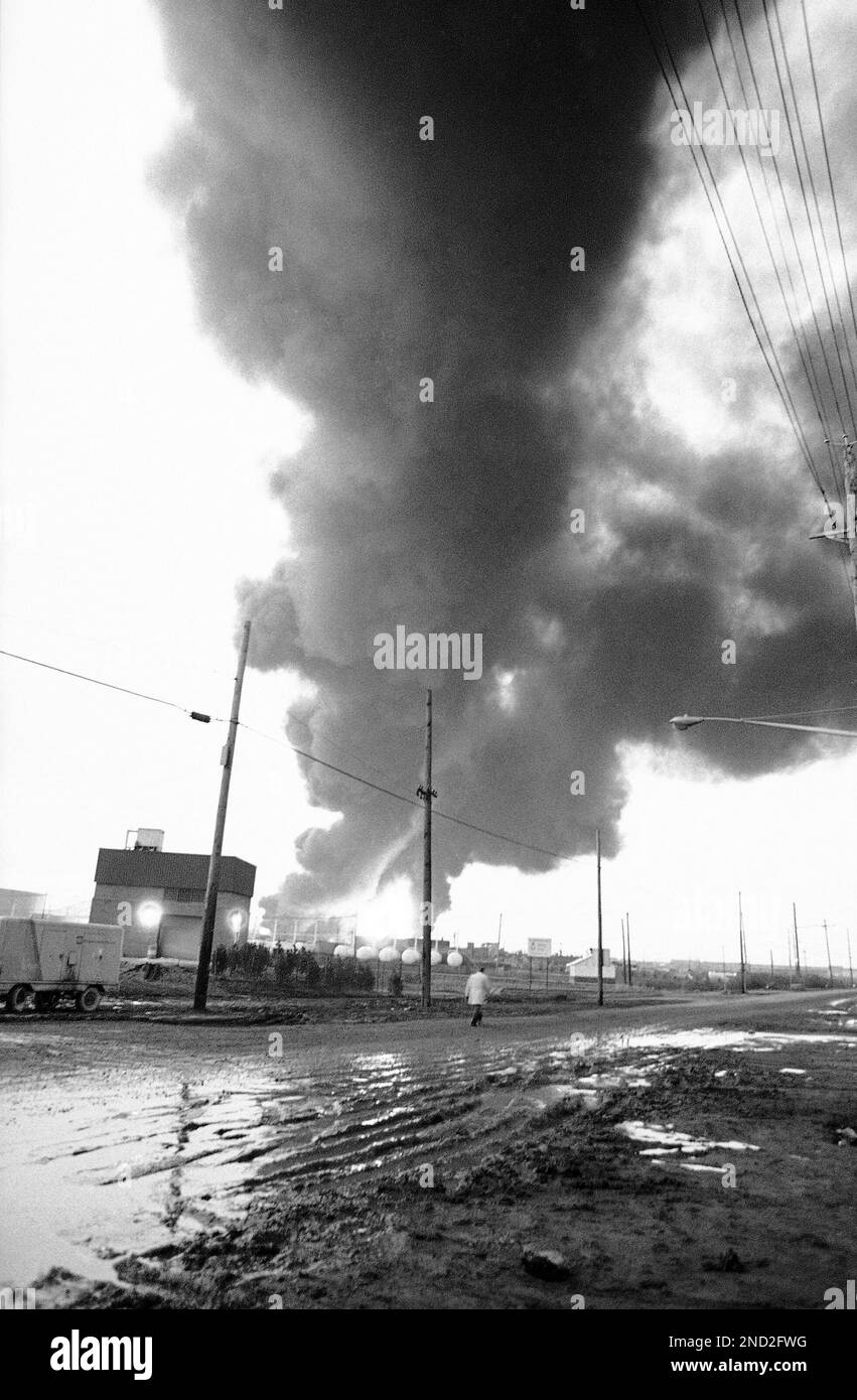 Smoke billows hundreds of feet into the air at the scene of fuel tank ...