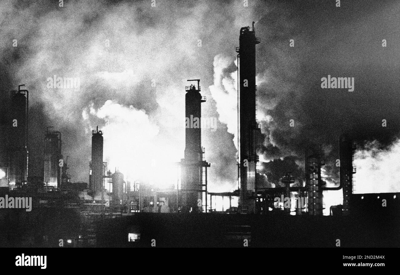 Flames silhouette Union Oil refinery in Romeoville, Illinois, Saturday ...