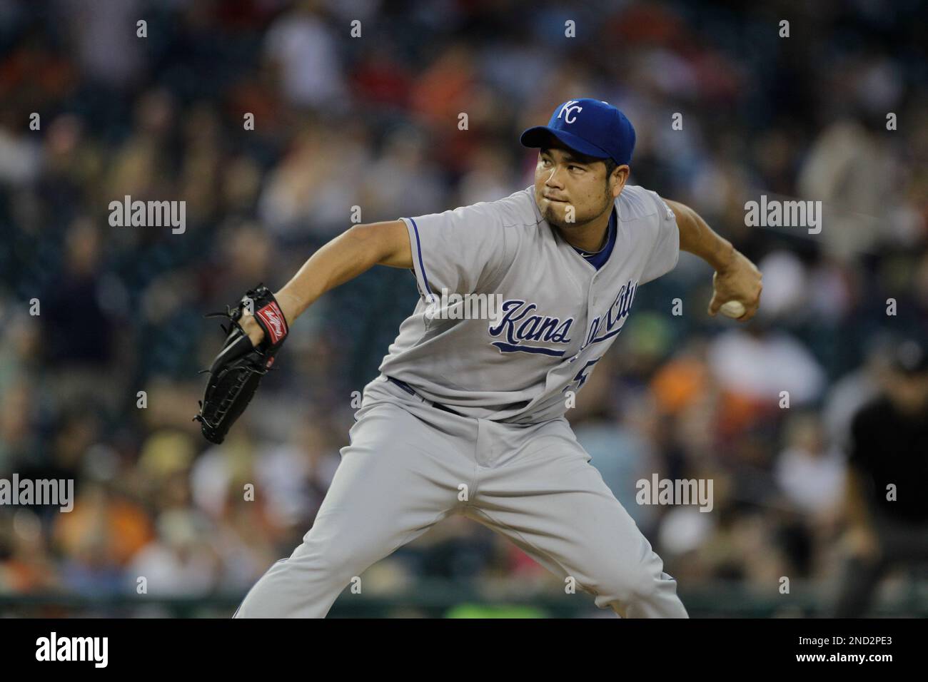 Kansas City Royals pitcher Bruce Chen throws against the Detroit Tigers ...