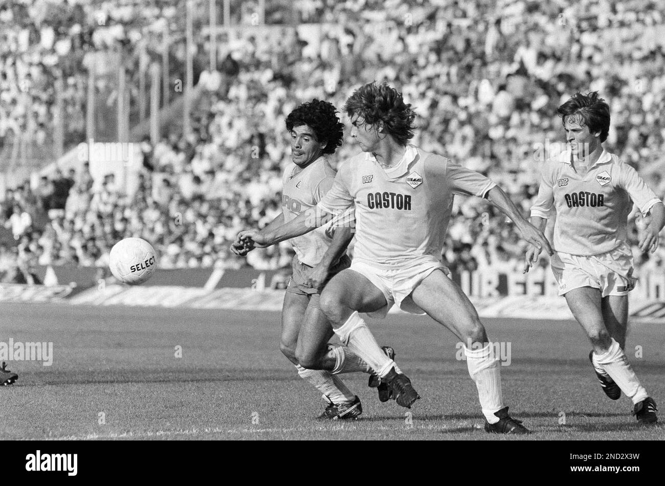 Diego maradona napoli playing hi-res stock photography and images - Alamy