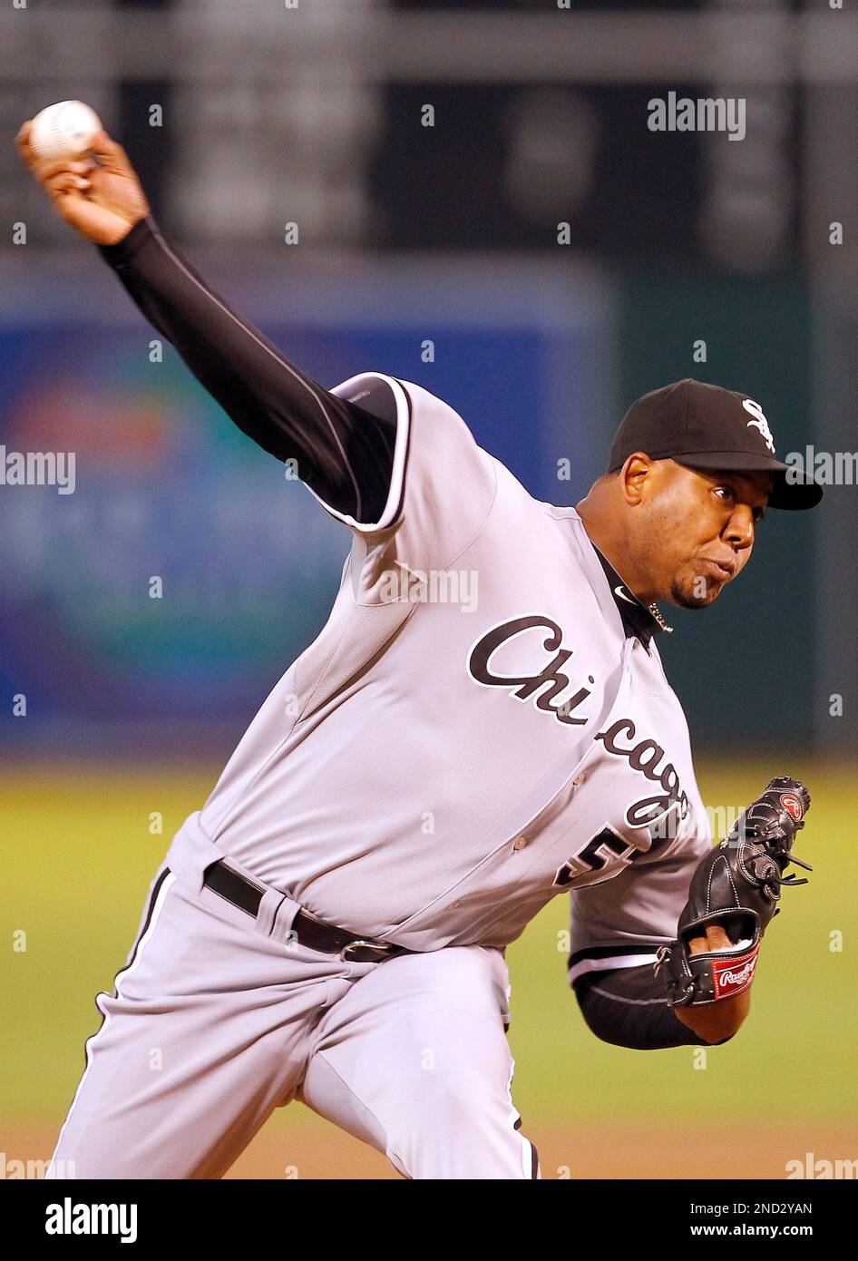 Chicago White Sox relief pitcher Tony Pena delivers a pitch against the ...