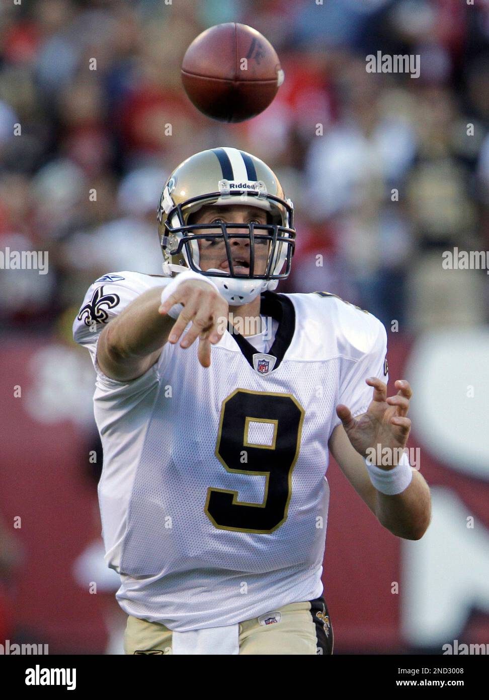 New Orleans Saints quarterback Drew Brees throws in the first quarter ...