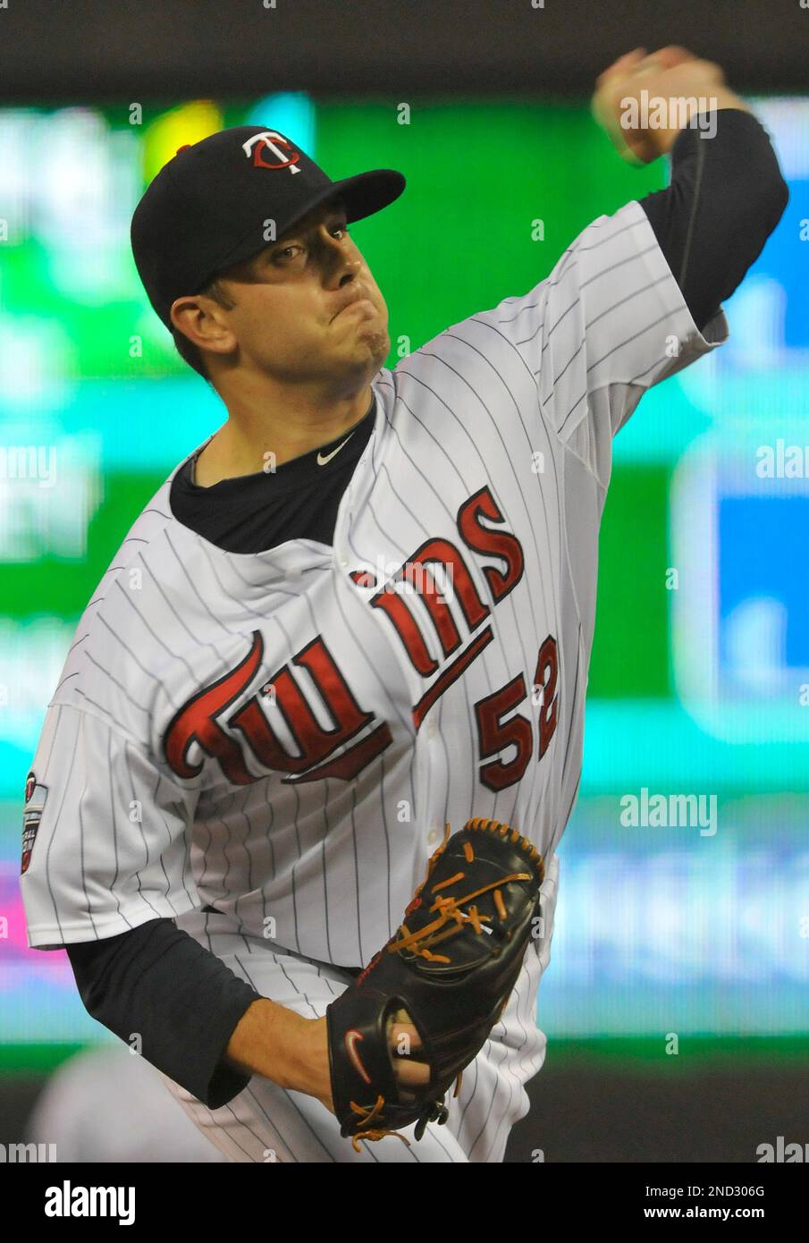 Minnesota Twins pitcher Brian Duensing works against the Cleveland ...