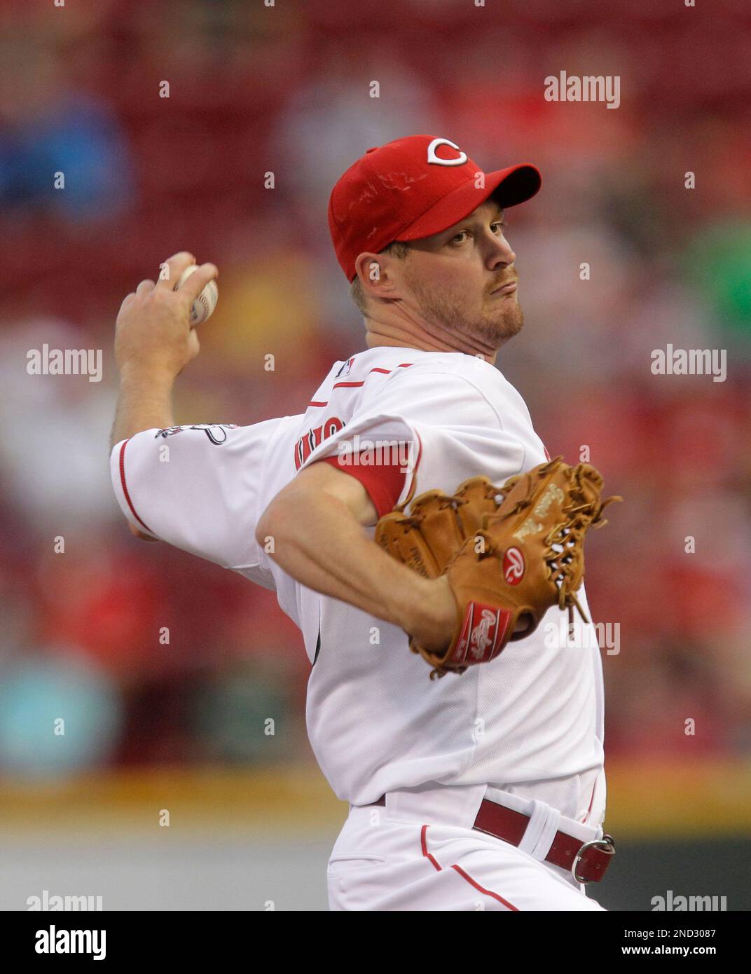 Cincinnati Reds starting pitcher Travis Wood throws against the Arizona ...