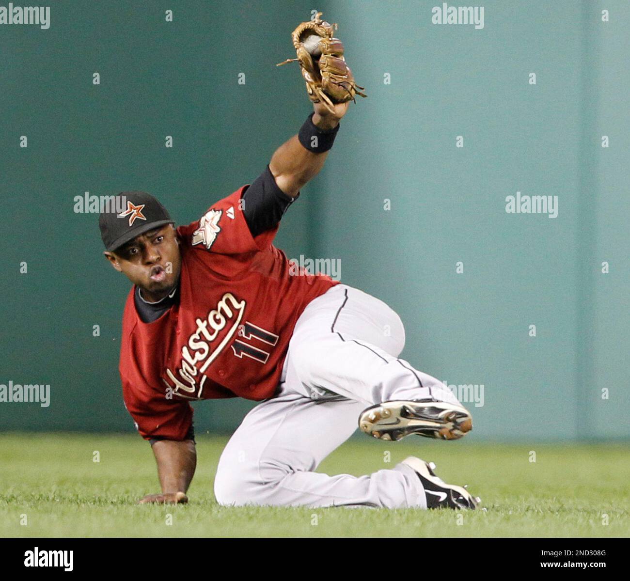 Houston Astros center fielder Jason Bourgeois (11) makes a diving catch ...