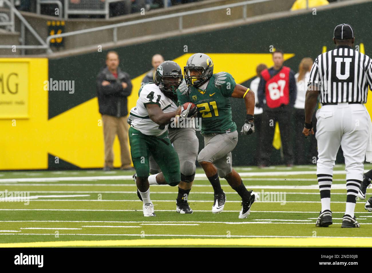 Oregon running back LaMichael James (21) is shown during the first half ...