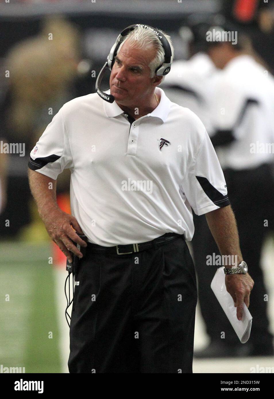 Atlanta Falcons head coach Mike Smith works the sideline against ...