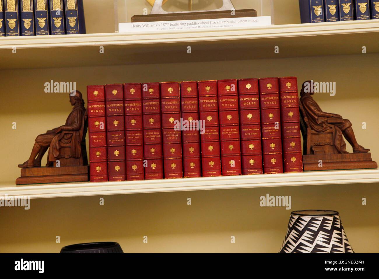 Items on shelves and tabletops of President Barack Obama's Oval Office ...