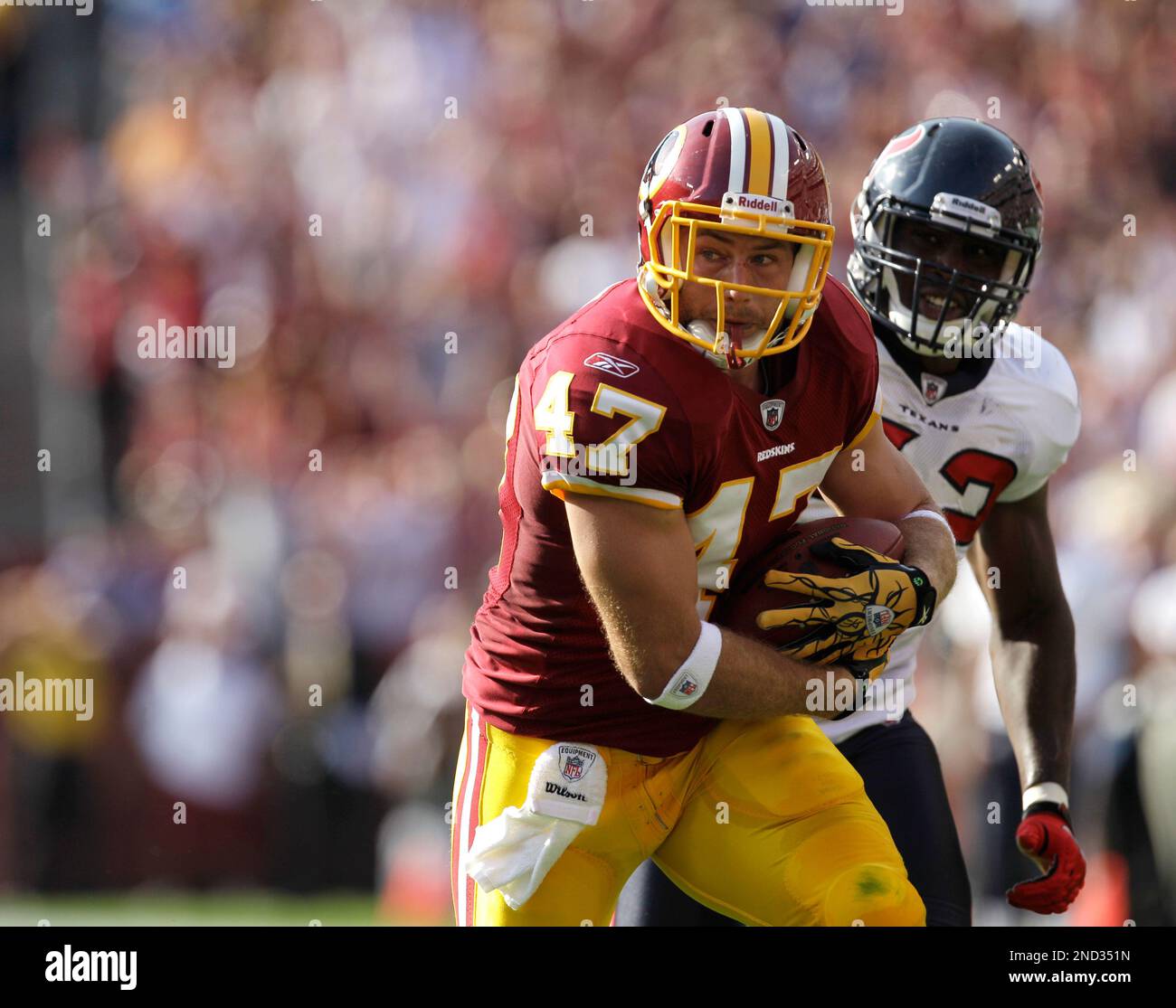 Washington Redskins tight end Chris Cooley (47) carries the ball while ...